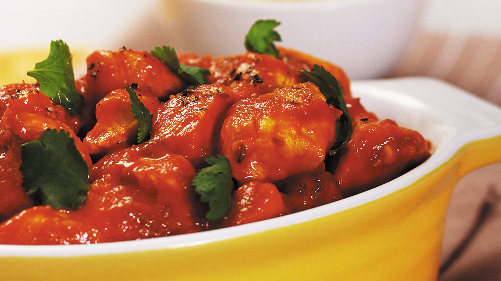 Pollo con cúrcuma y comino entero | Bienmesabe