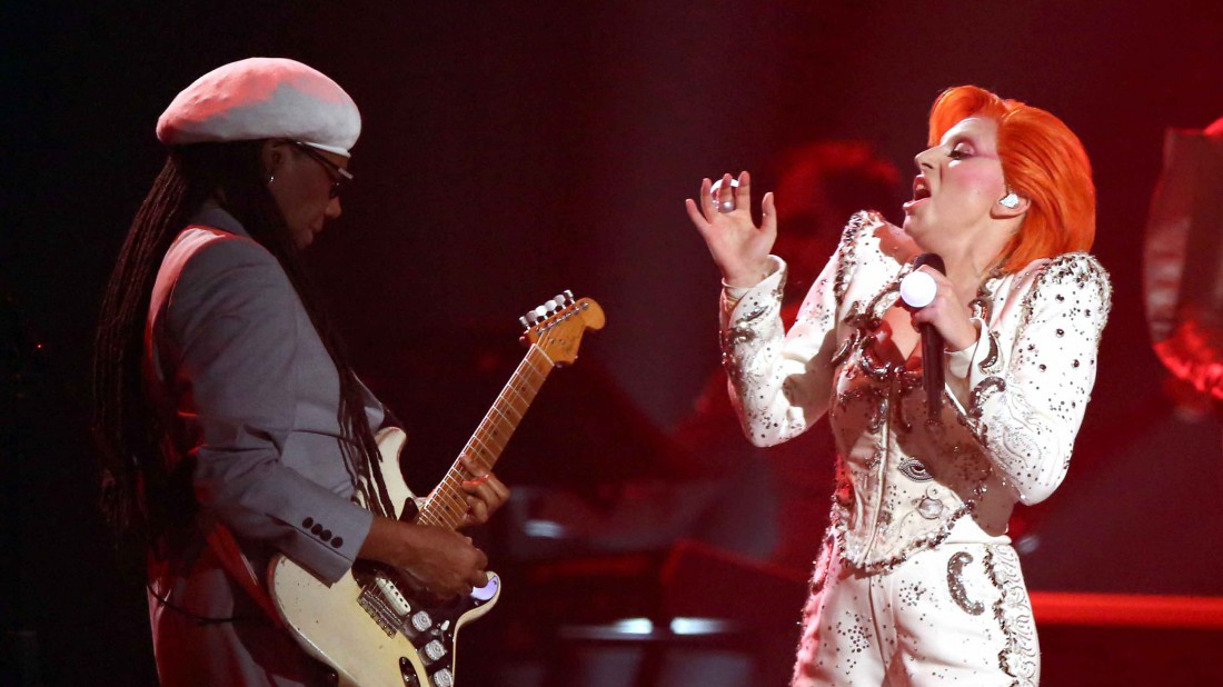 Así estuvo el homenaje de Lady Gaga a David Bowie en los Grammy | UB