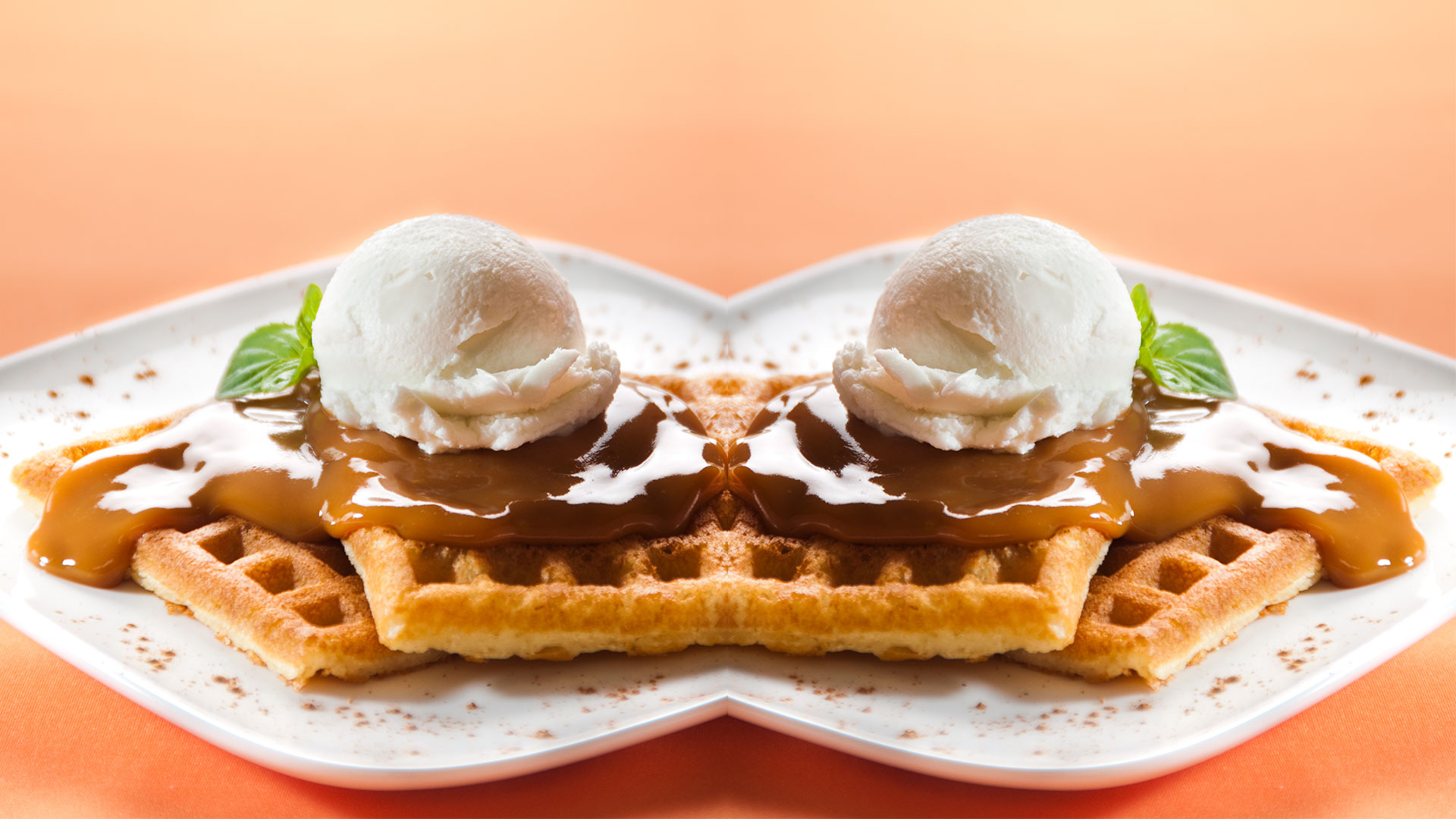 Waffles con helado y salsa de caramelo | Bienmesabe