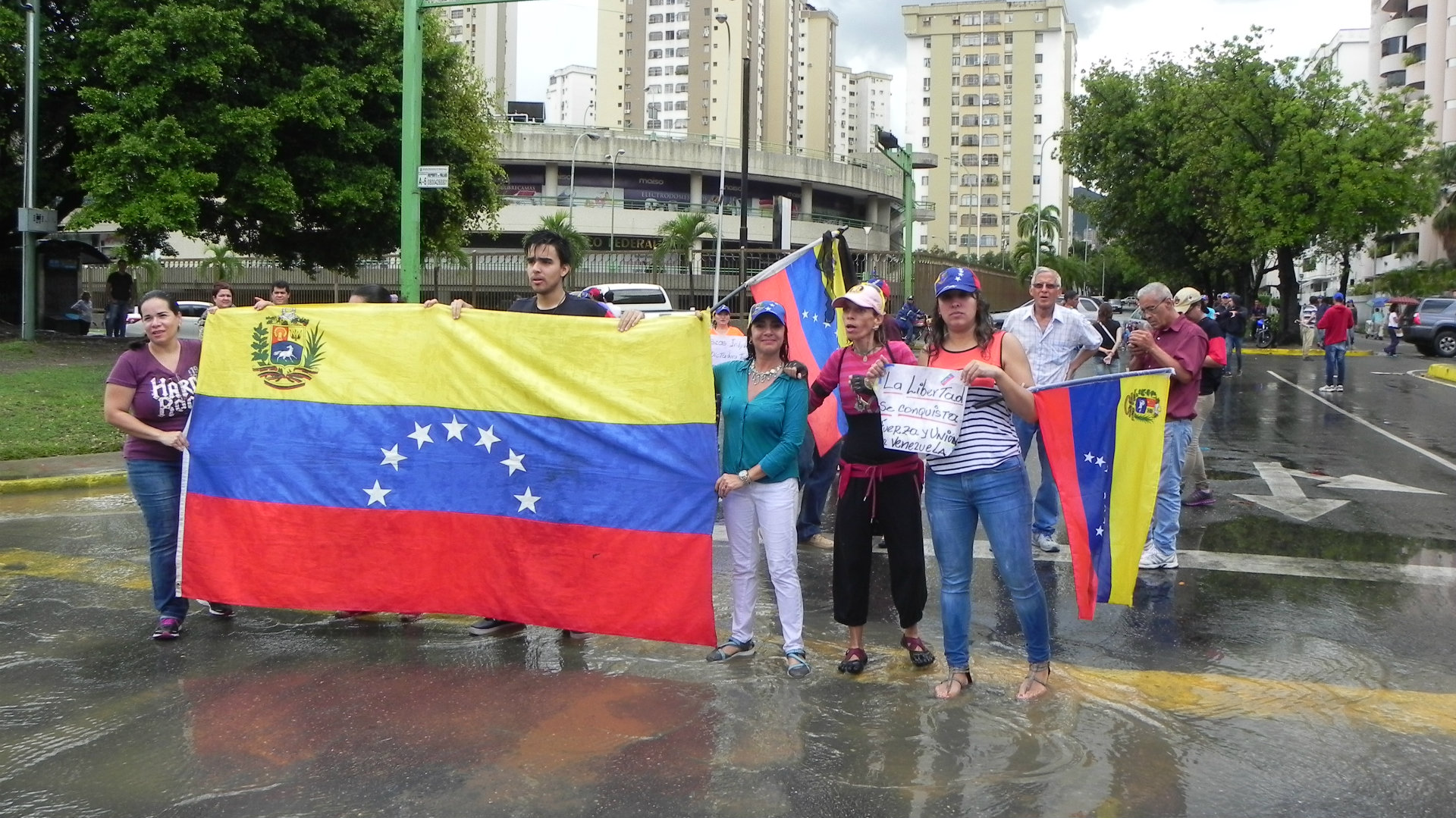 "Trancazo" en Valencia se cumplió a pesar de la lluvia | El Estímulo