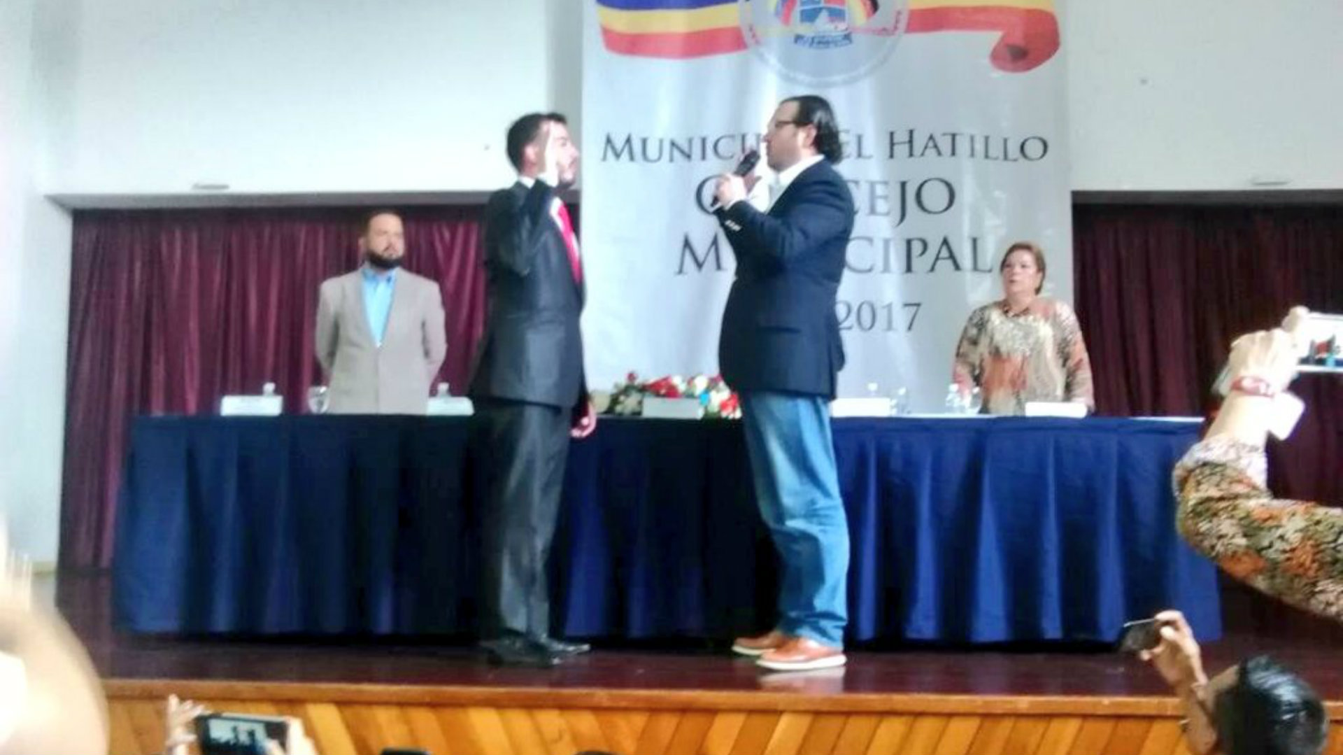 Concejo Municipal de El Hatillo juramenta como alcalde encargado a ...