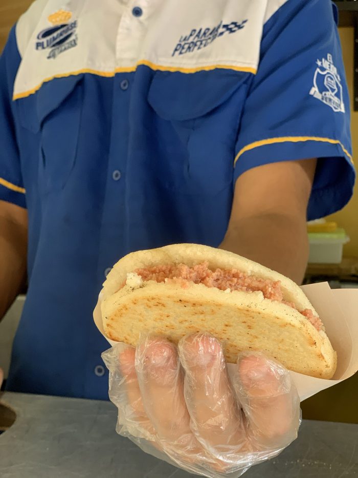 ¿Un carrito de perros que vende arepas con diablito? ¡Te lo tengo ...