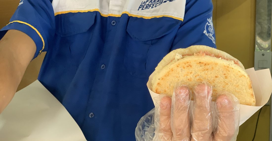 ¿Un carrito de perros que vende arepas con diablito? ¡Te lo tengo ...