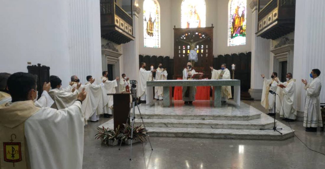 Mario Moronta pidió a Maduro recursos para los médicos en la misa del ...