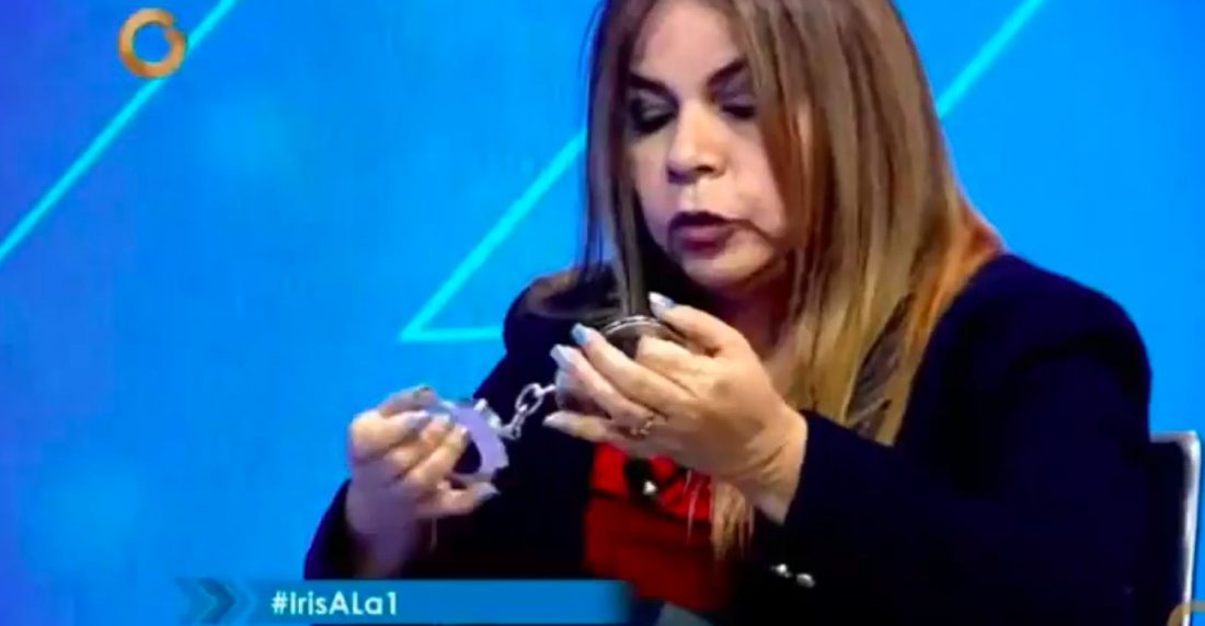 Iris Valera muestra las esposas que usará para detener Guaidó | El Estímulo