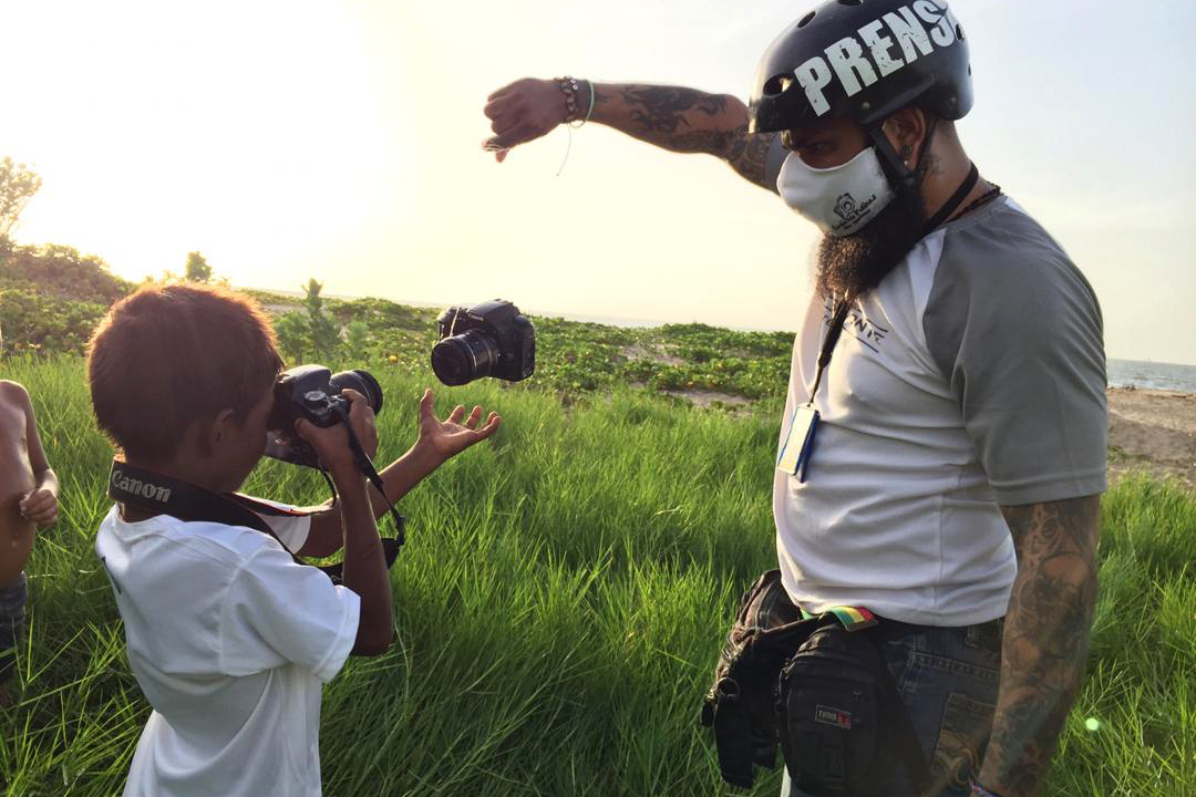 Samir Aponte, el fotógrafo que llena de luz la vida de los niños de ...