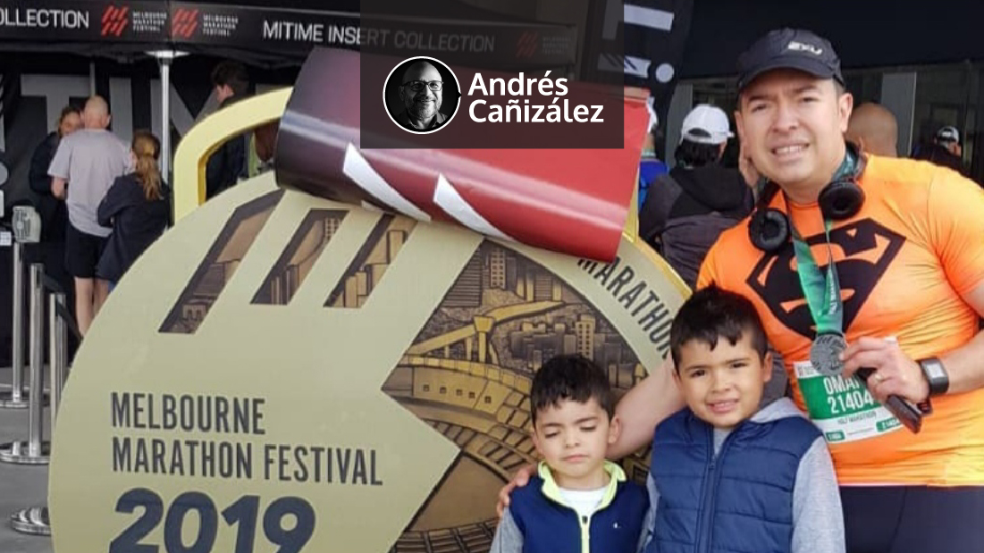 Omar Alarcón luce en Melbourne su camiseta de los Leones del Caracas
