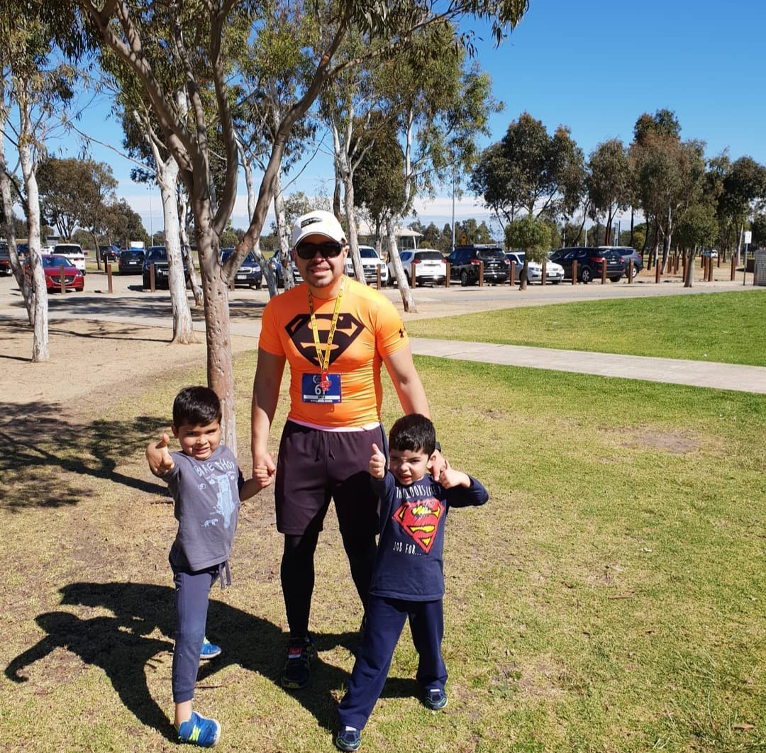 Omar Alarcón luce en Melbourne su camiseta de los Leones del Caracas