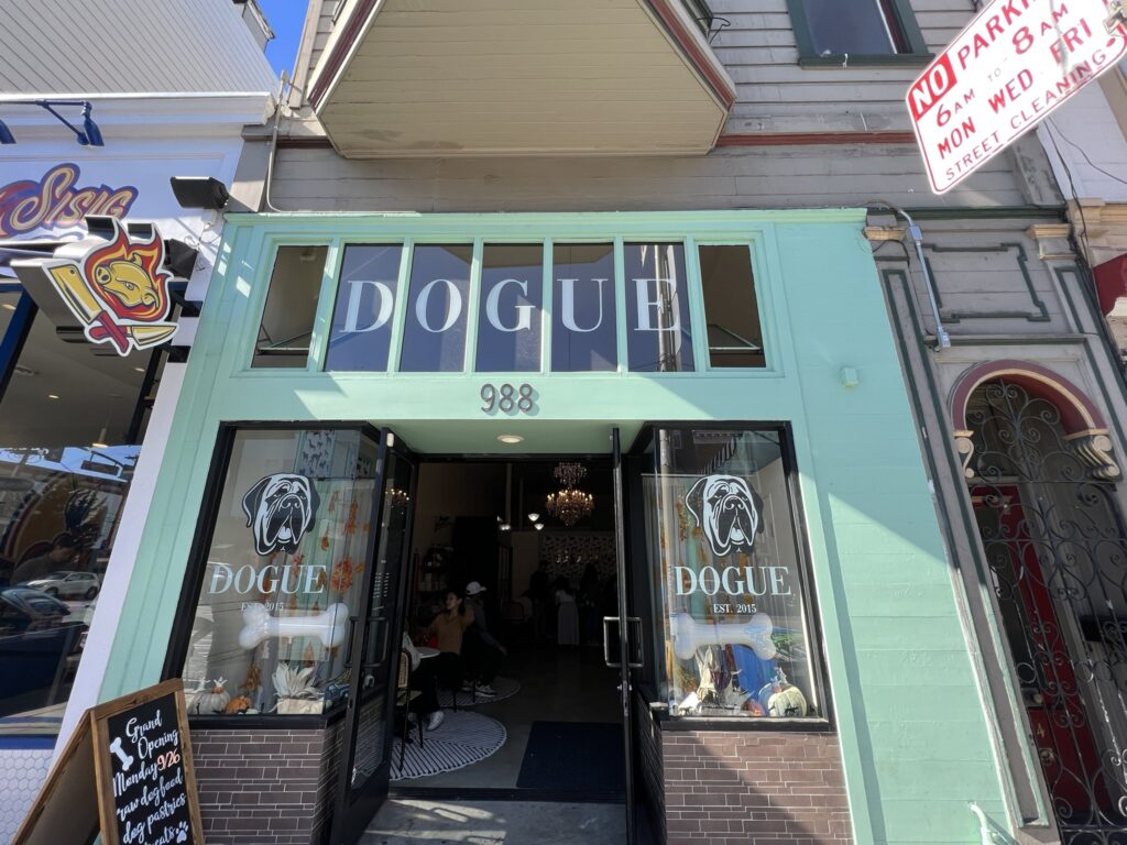 Dogue: un refinado café solo para perritos que provoca a los humanos