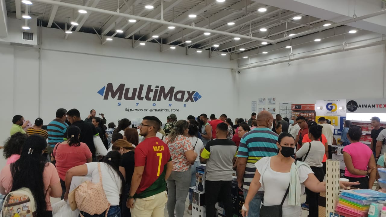 Multimax recibió el Black Friday con una venta nocturna | El Estímulo