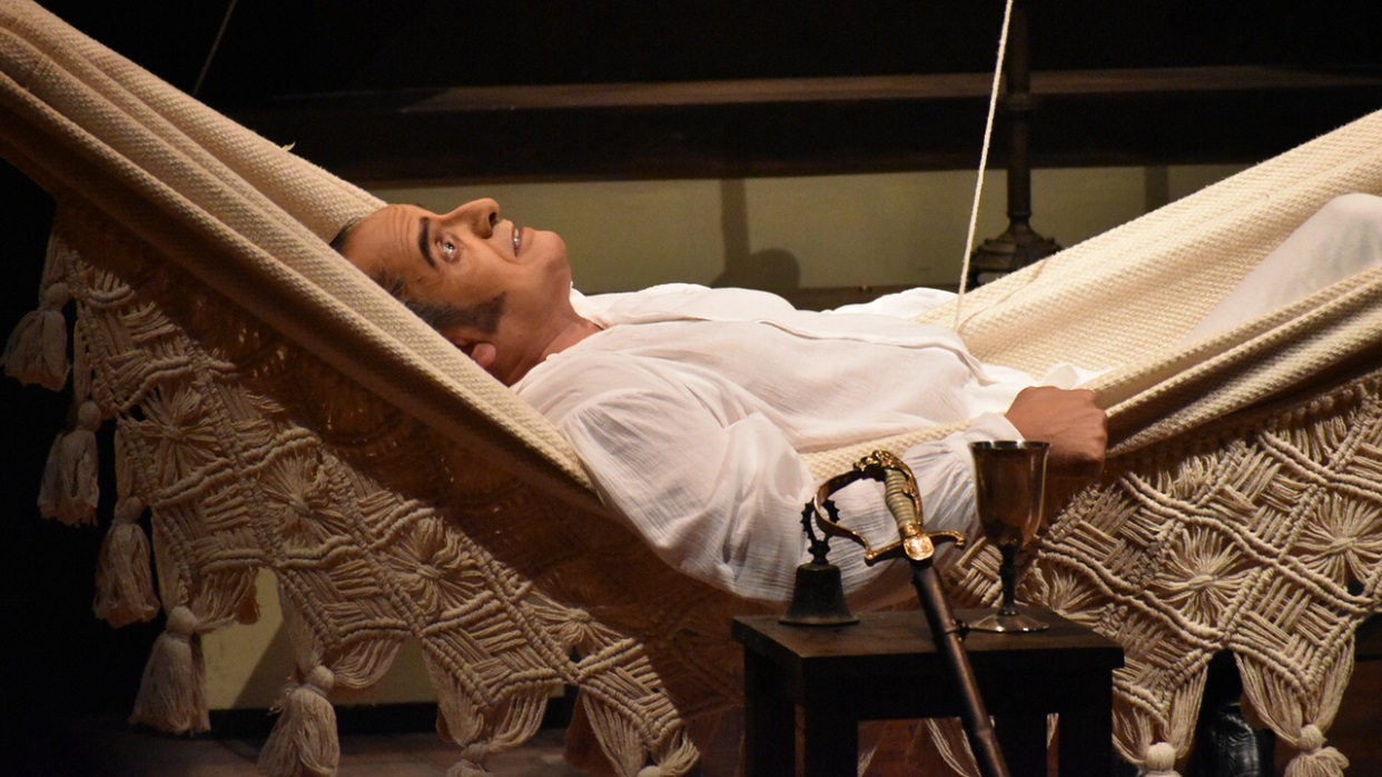 Héctor Manrique reencarna otra vez a Edmundo Chirinos y da una pausa a Bolívar