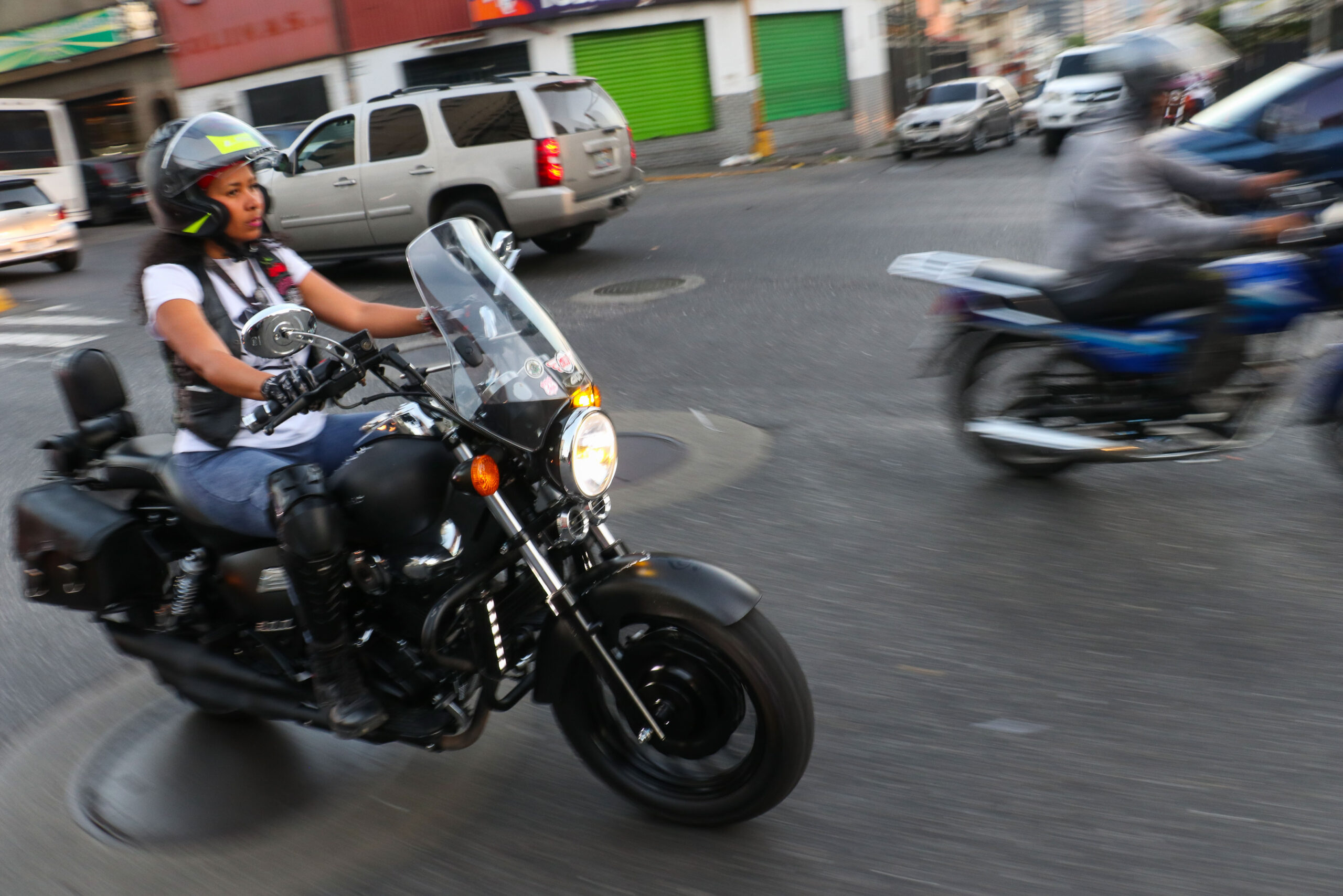 Feminidad en dos ruedas: así es la vida de las mujeres moteras en Venezuela