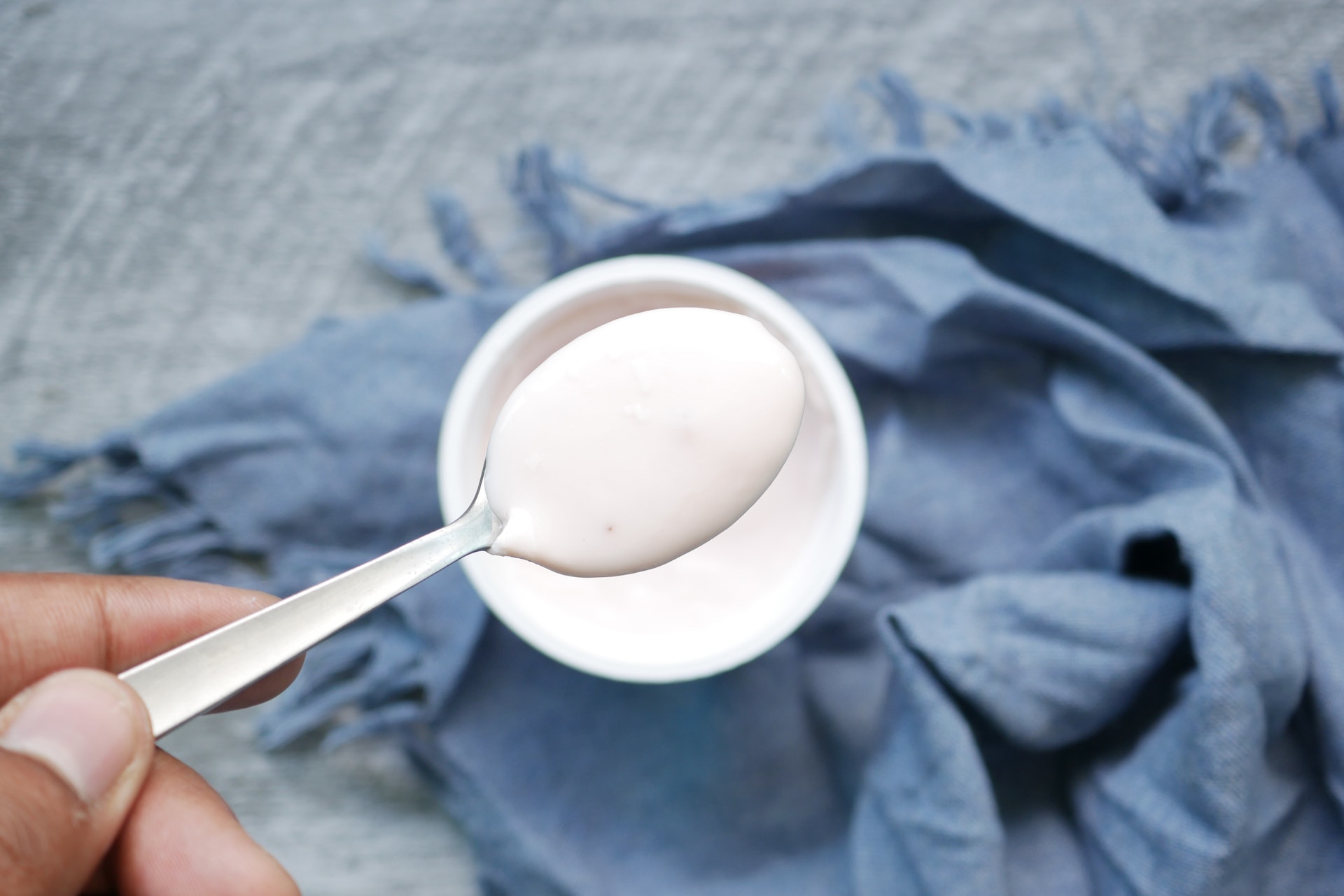 ¿Cuál es la diferencia entre el yogurt griego y el normal? | Bienmesabe