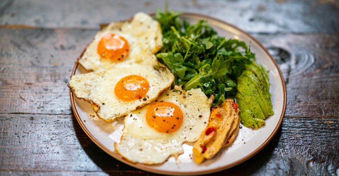 3 simples tips para lograr huevos fritos perfectos | Bienmesabe