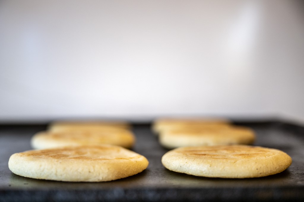 ¿Cuánta agua y cuánta harina hay que usar para hacer arepa?