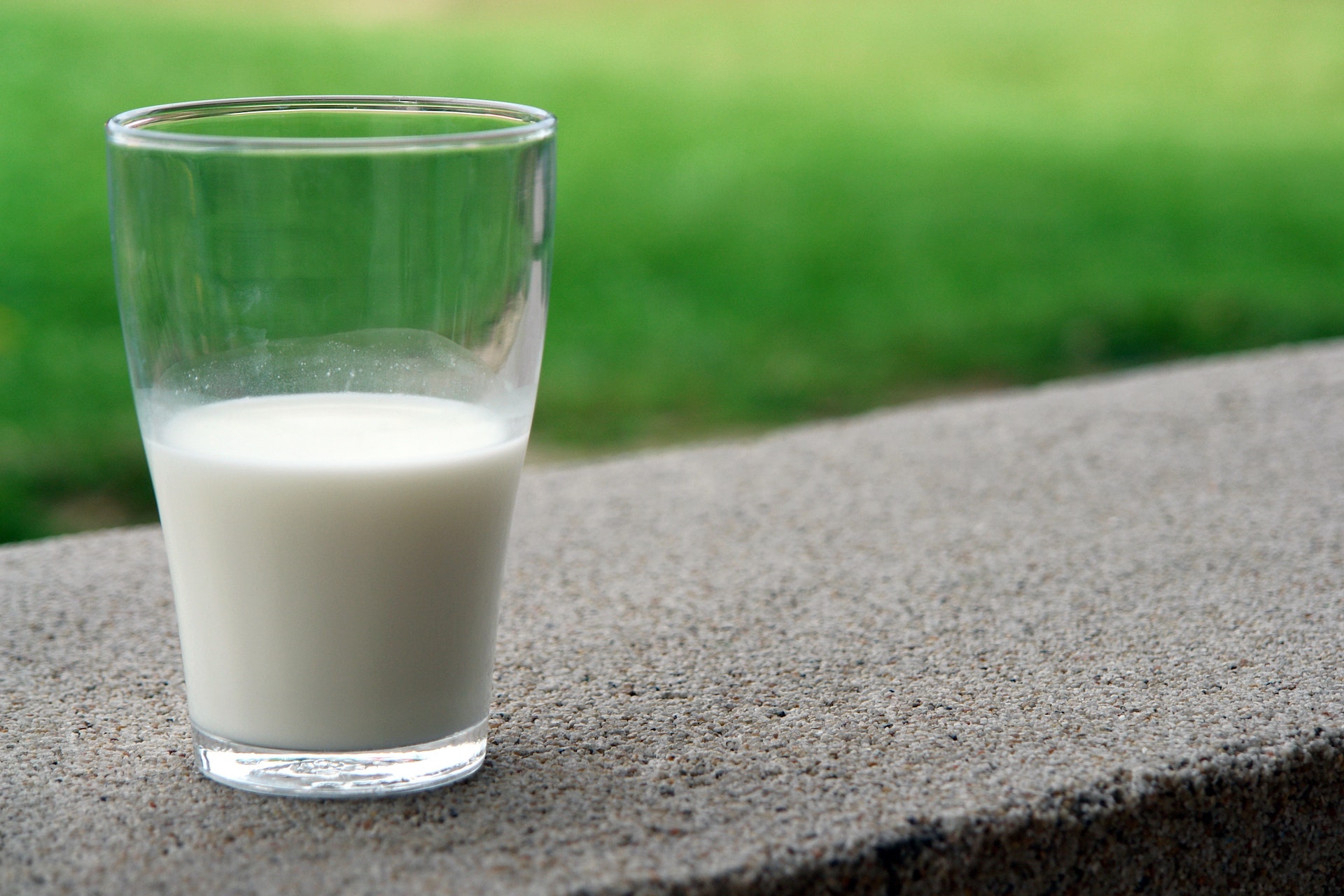La leche deslactosada, ¿para qué sirve realmente? | Bienmesabe