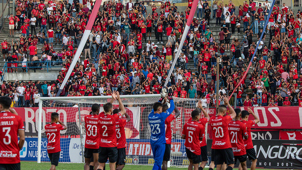 Caracas FC y su cuenta pendiente con el peso de su historia