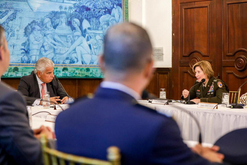 Jefa del Comando Sur de EEUU habla sobre Venezuela con presidente de Panamá