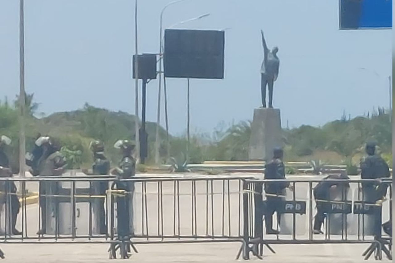 En una calle sin gente, más de 60 GNB aún protegen la estatua de Chávez ...