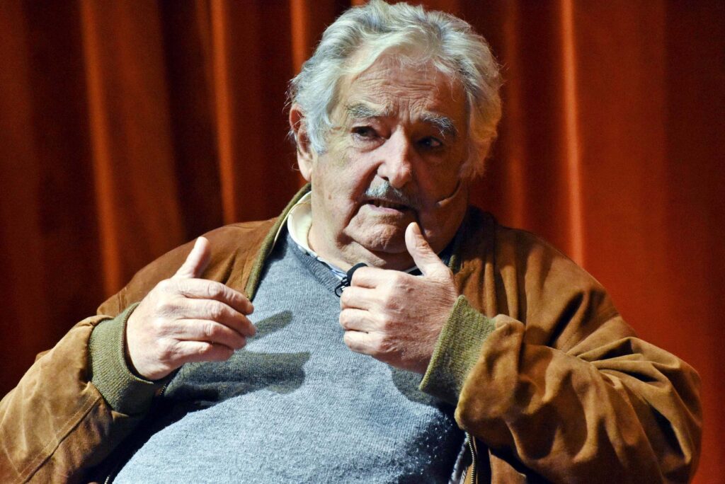 Mujica dice estar "deshecho" por el tratamiento contra el cáncer