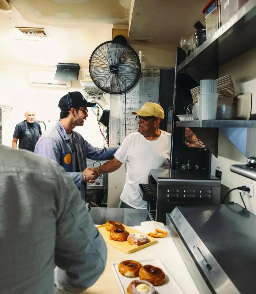 ¿Sabes cuál es la panadería favorita de Joe Jonas? ¡Caracas Bakery en ...