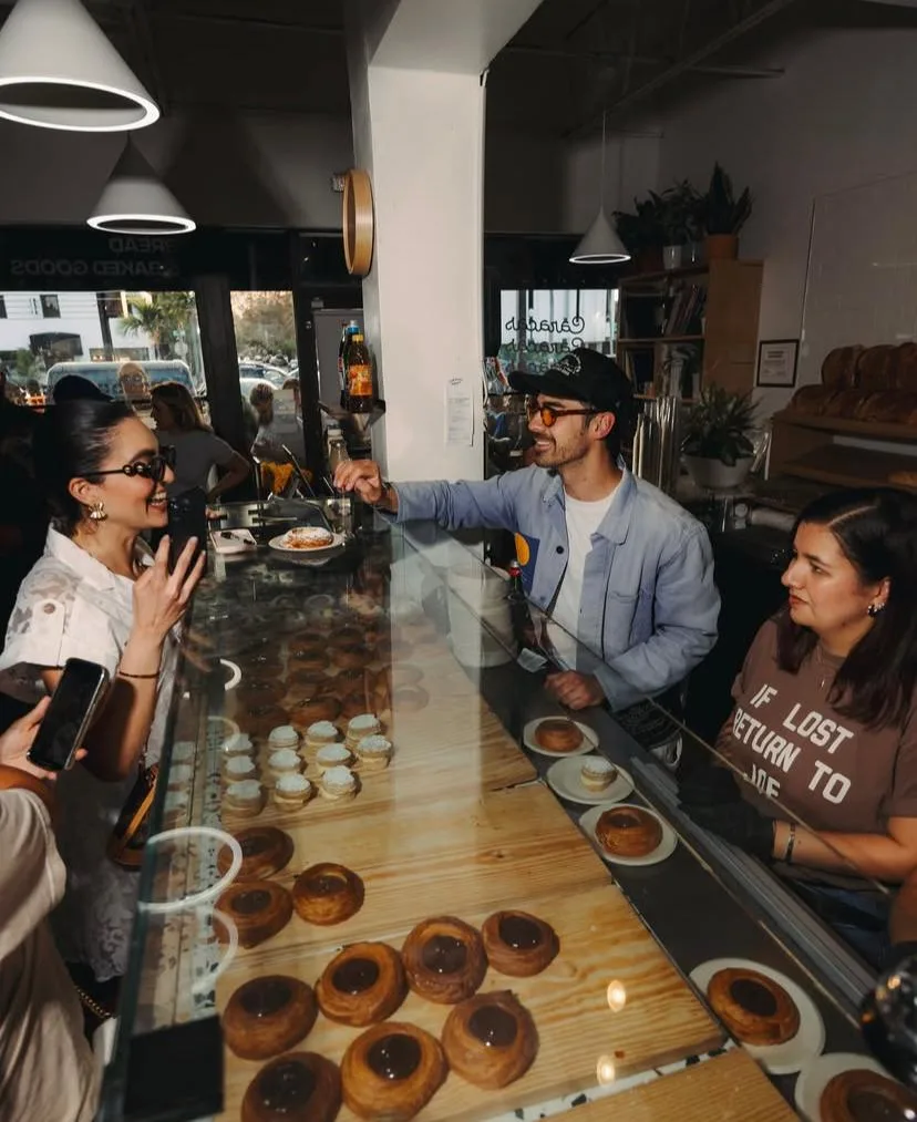 ¿Sabes cuál es la panadería favorita de Joe Jonas? ¡Caracas Bakery en ...