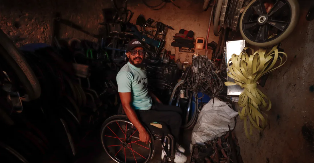 César Heredia, el héroe de las sillas de ruedas y su Sr. Taller | El ...