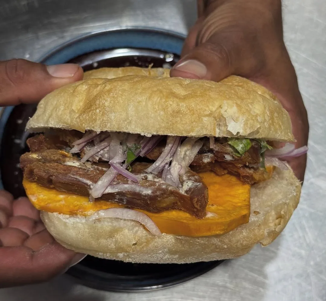 ¿Cómo es el pan con chicharrón peruano y dónde se come en Caracas ...