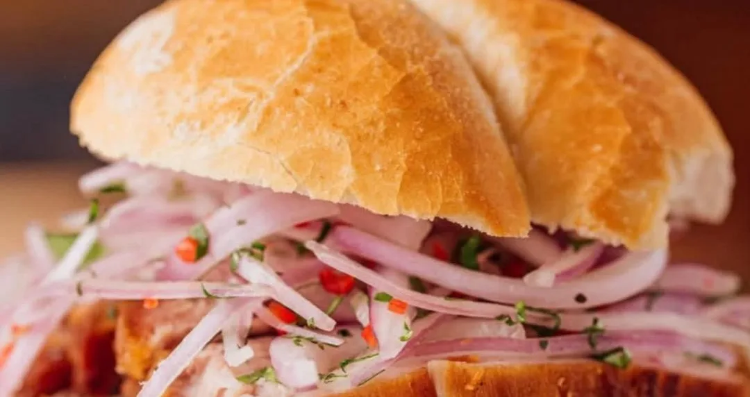 ¿Cómo es el pan con chicharrón peruano y dónde se come en Caracas ...