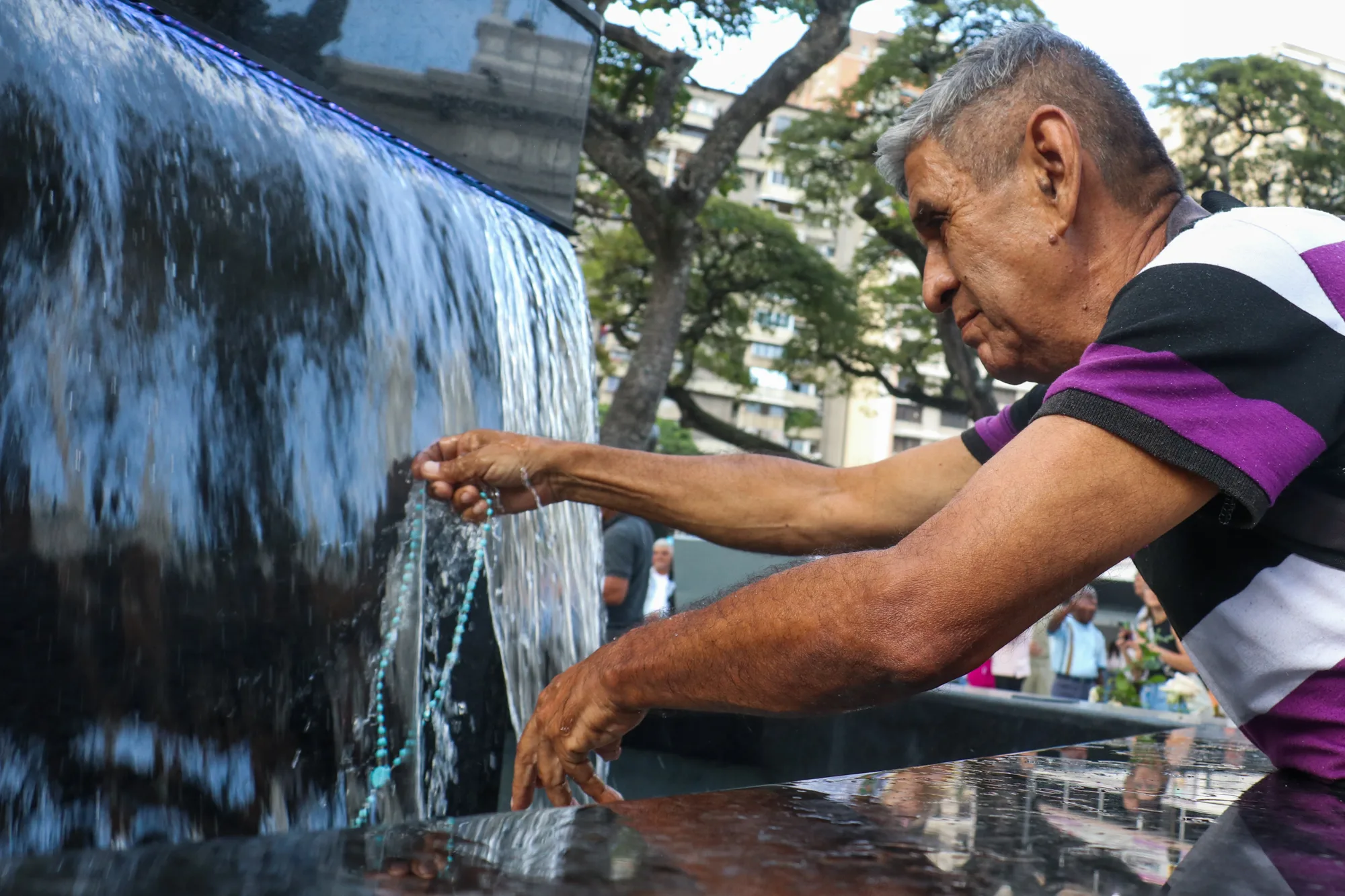 La fuente y la fe: el agüita de José Gregorio que todos quieren llevar a casa | El Estímulo